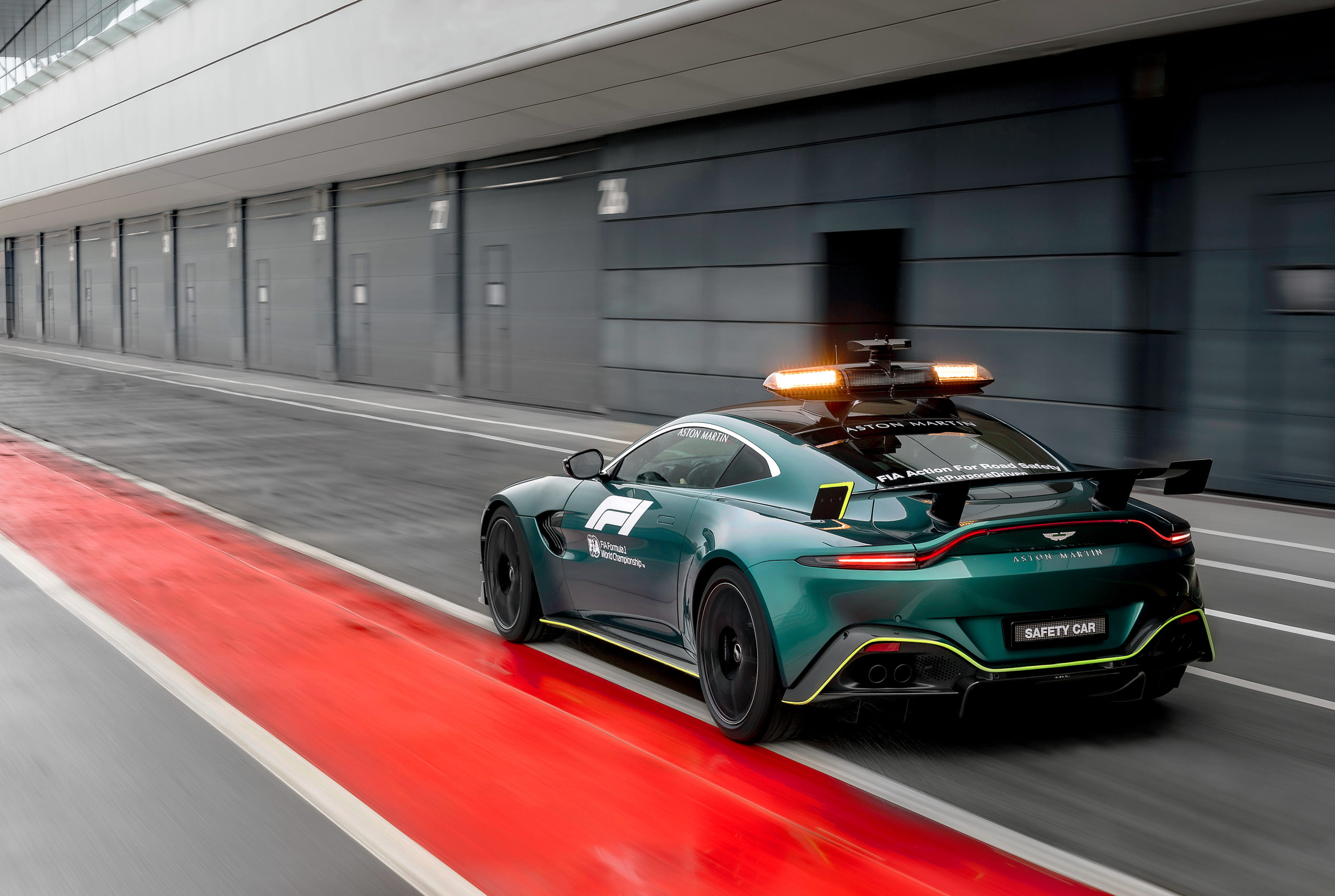 Aston Martin Vantage - oficjalny Safety Car F1 - Automotyw