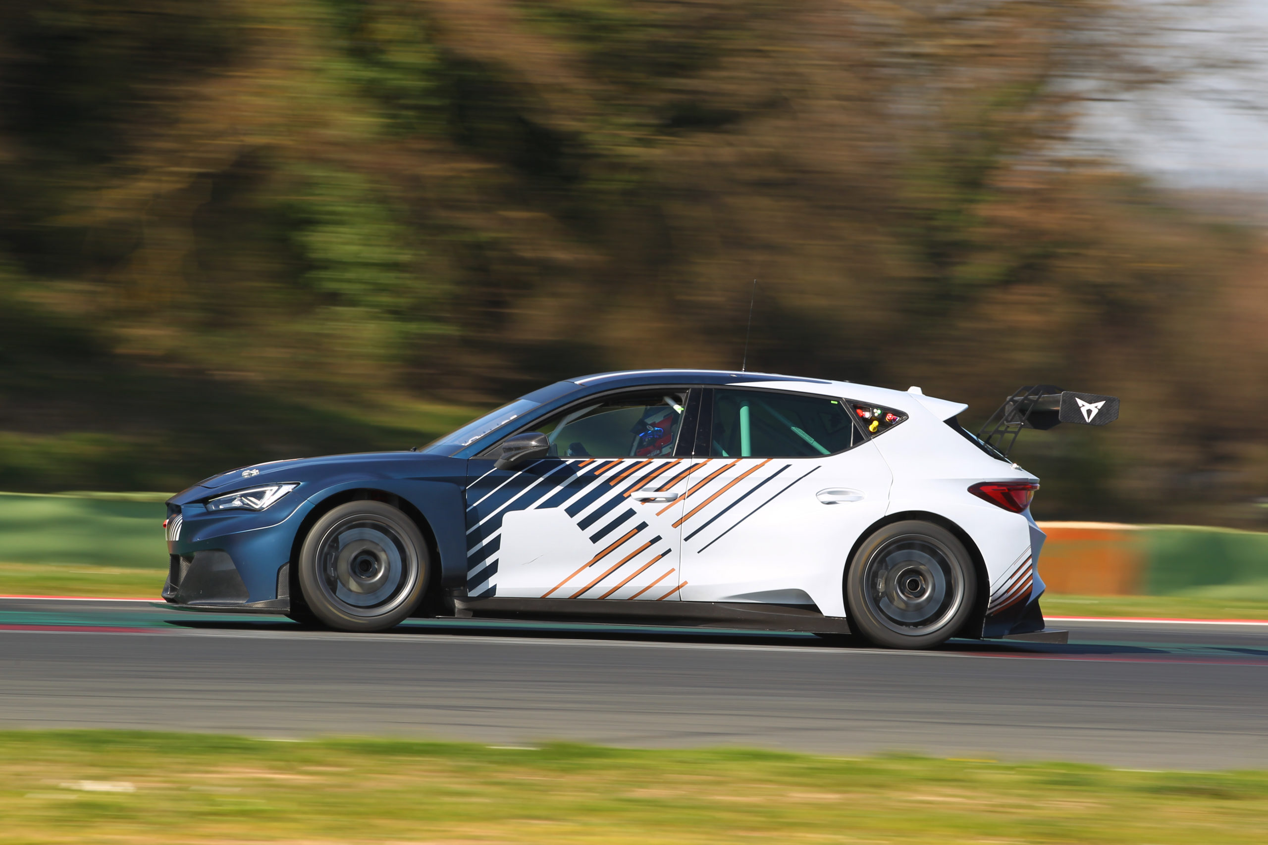 Cupra e-Racer ma 680 KM, 960 Nm i wyrusza na podbój nowej ligi ETCR ...