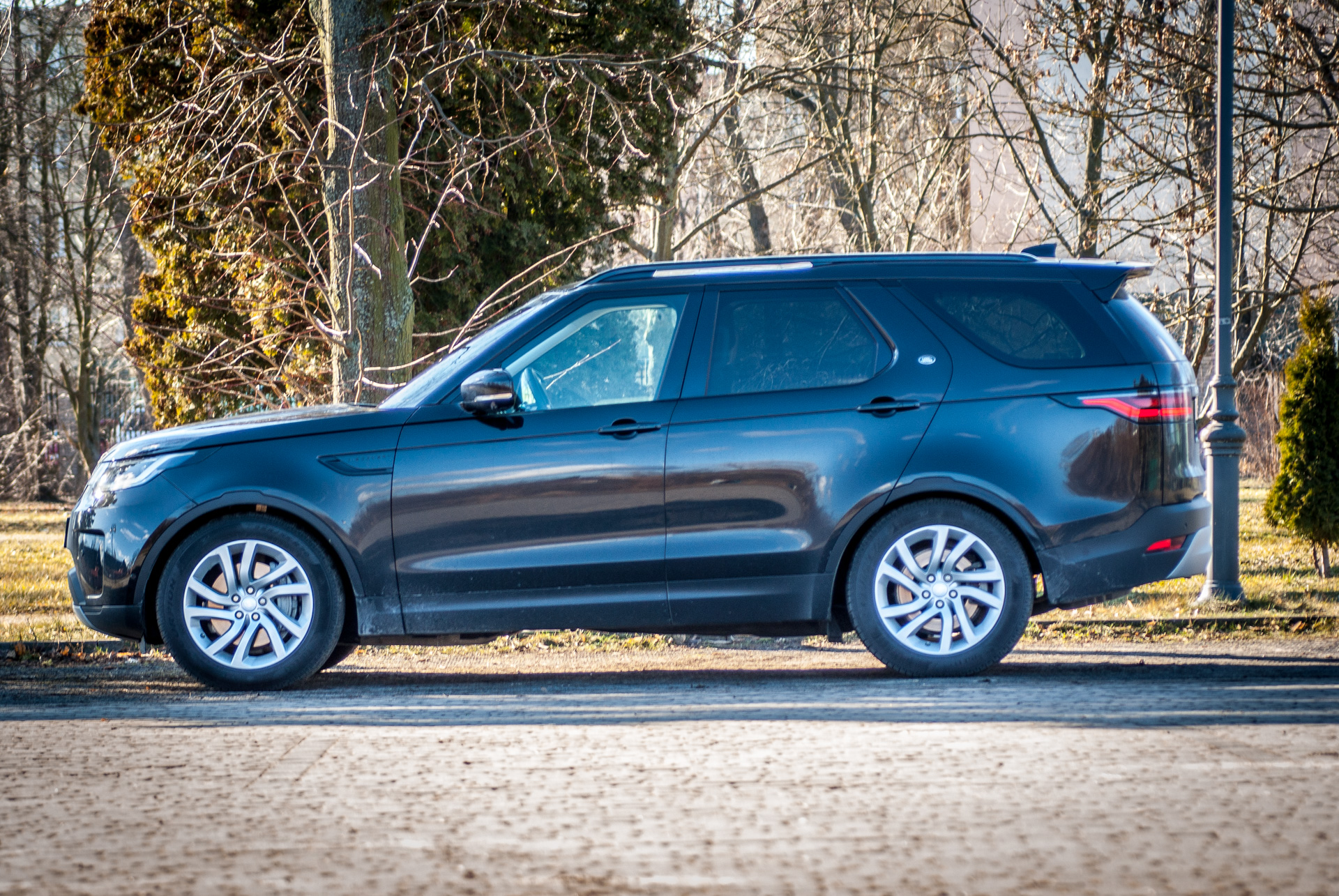 Test. Land Rover Discovery D300 AWD SE - terenowy SUV na bogato - Automotyw