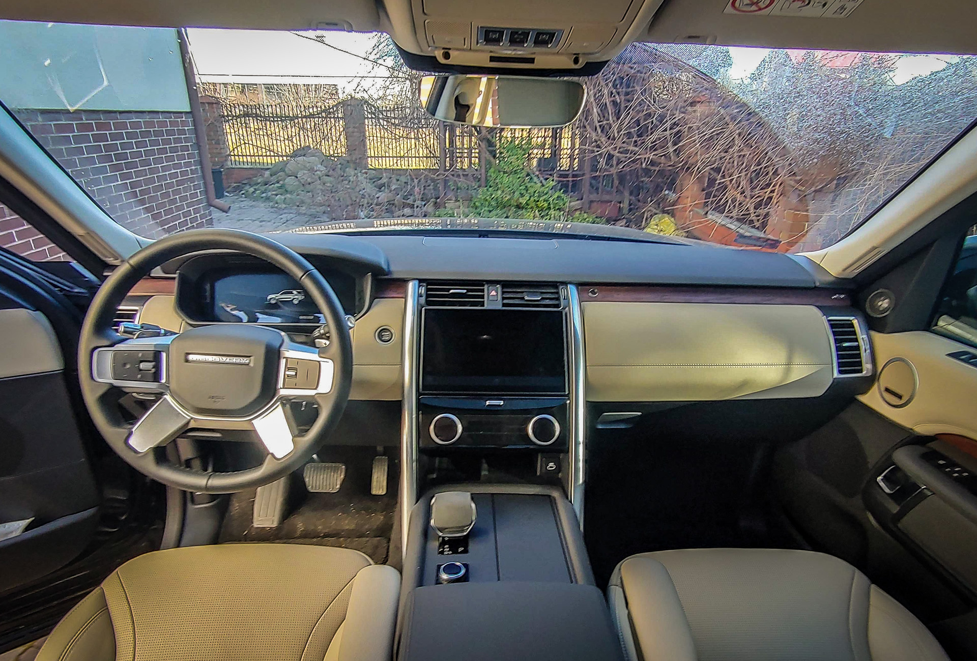 Test. Land Rover Discovery D300 AWD SE - terenowy SUV na bogato - Automotyw