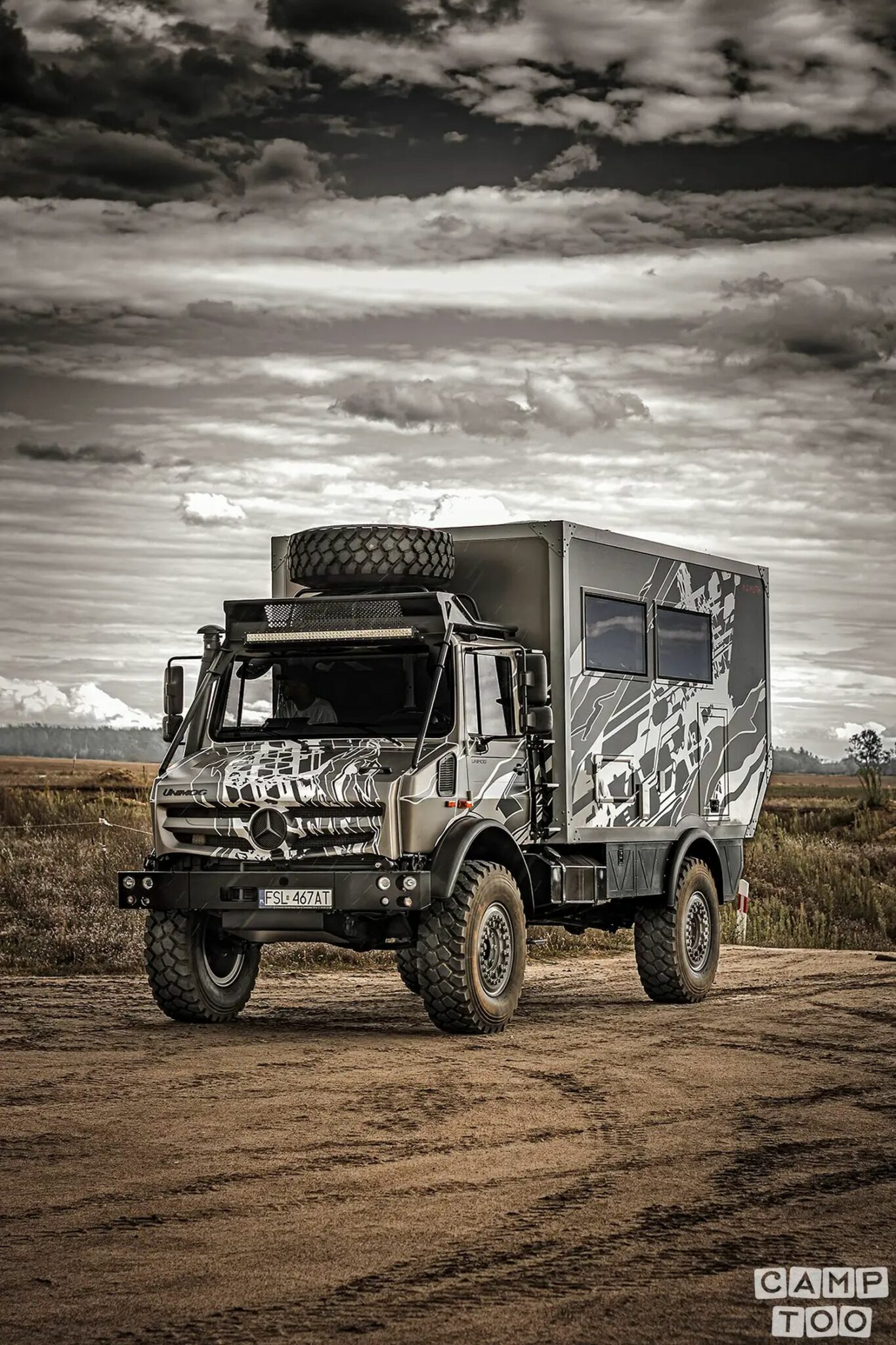 Unimog U3000 jako kamper na apokalipsę - Automotyw