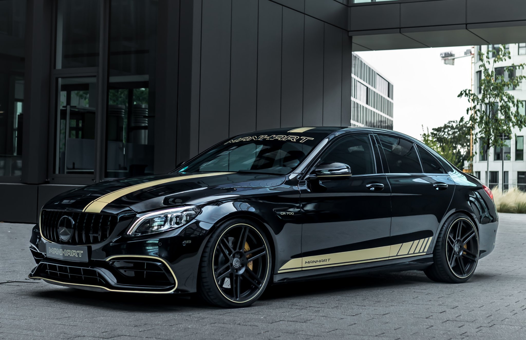 Manhart CR 700 Last Edition, czyli piękne pożegnanie V8 - Automotyw