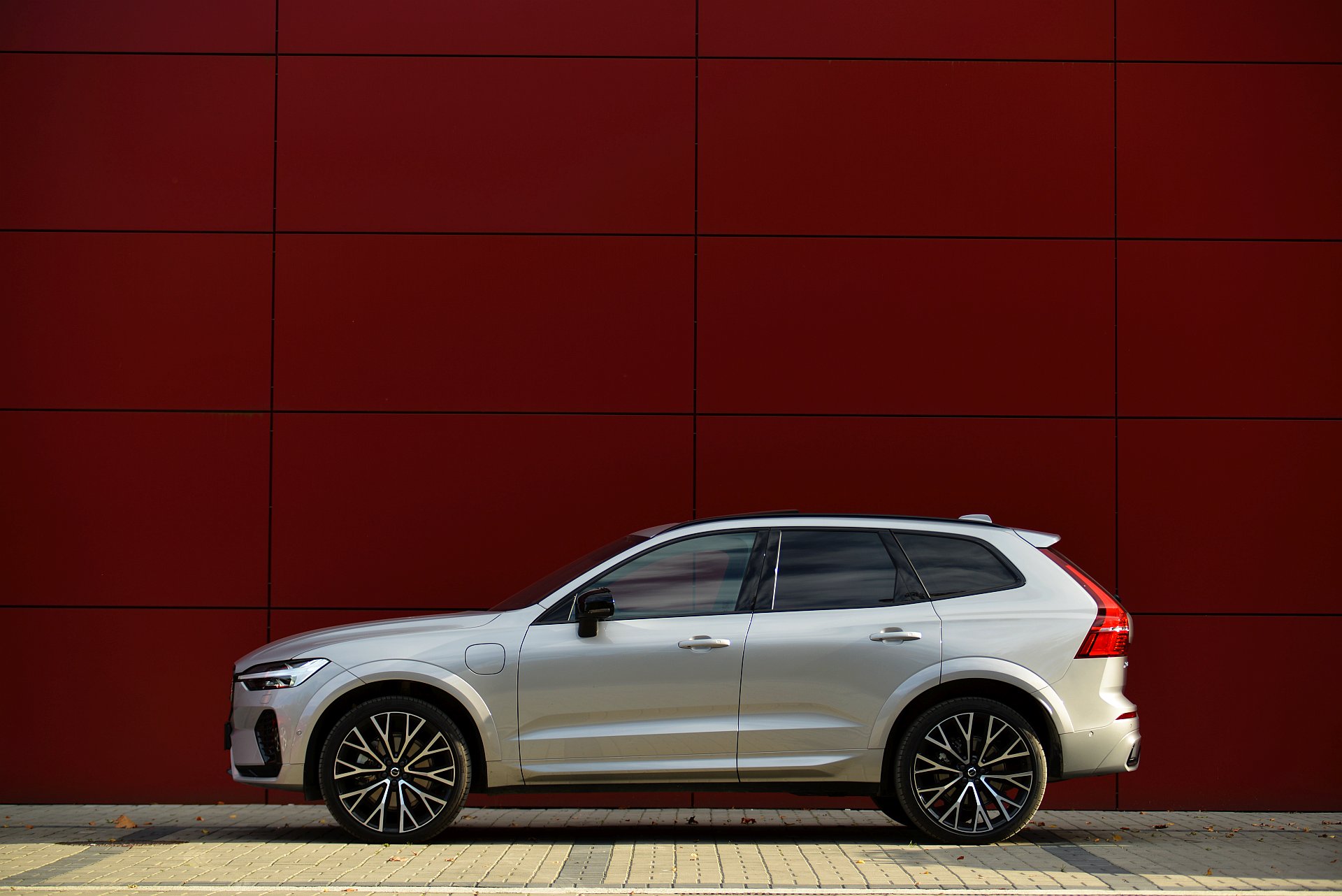 DS 7 E-Tense 300 vs. Volvo XC60 T6. Szyk czy pragmatyzm?