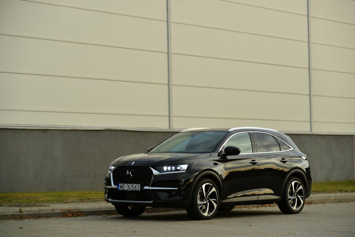 DS 7 E-Tense 300 vs. Volvo XC60 T6. Szyk czy pragmatyzm?