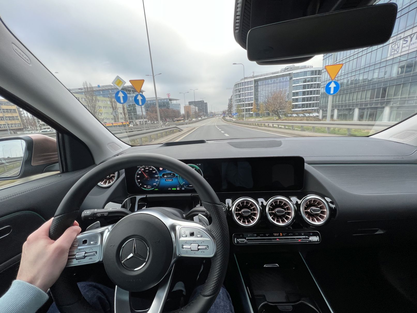 Mercedes-Benz EQA 350 4Matic. Niewielki, premium i prawie 300 KM ...