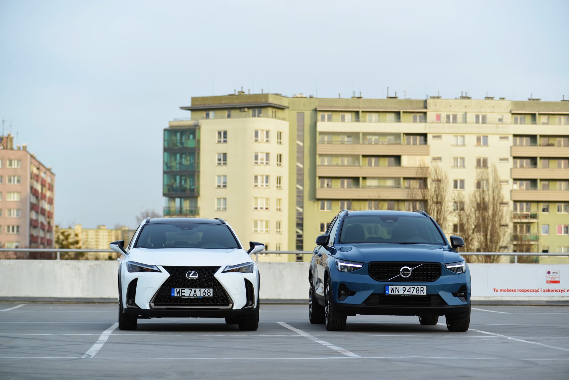 Lexus UX 250h czy Volvo XC40 B3? Dwa sposoby na hybrydę - Automotyw