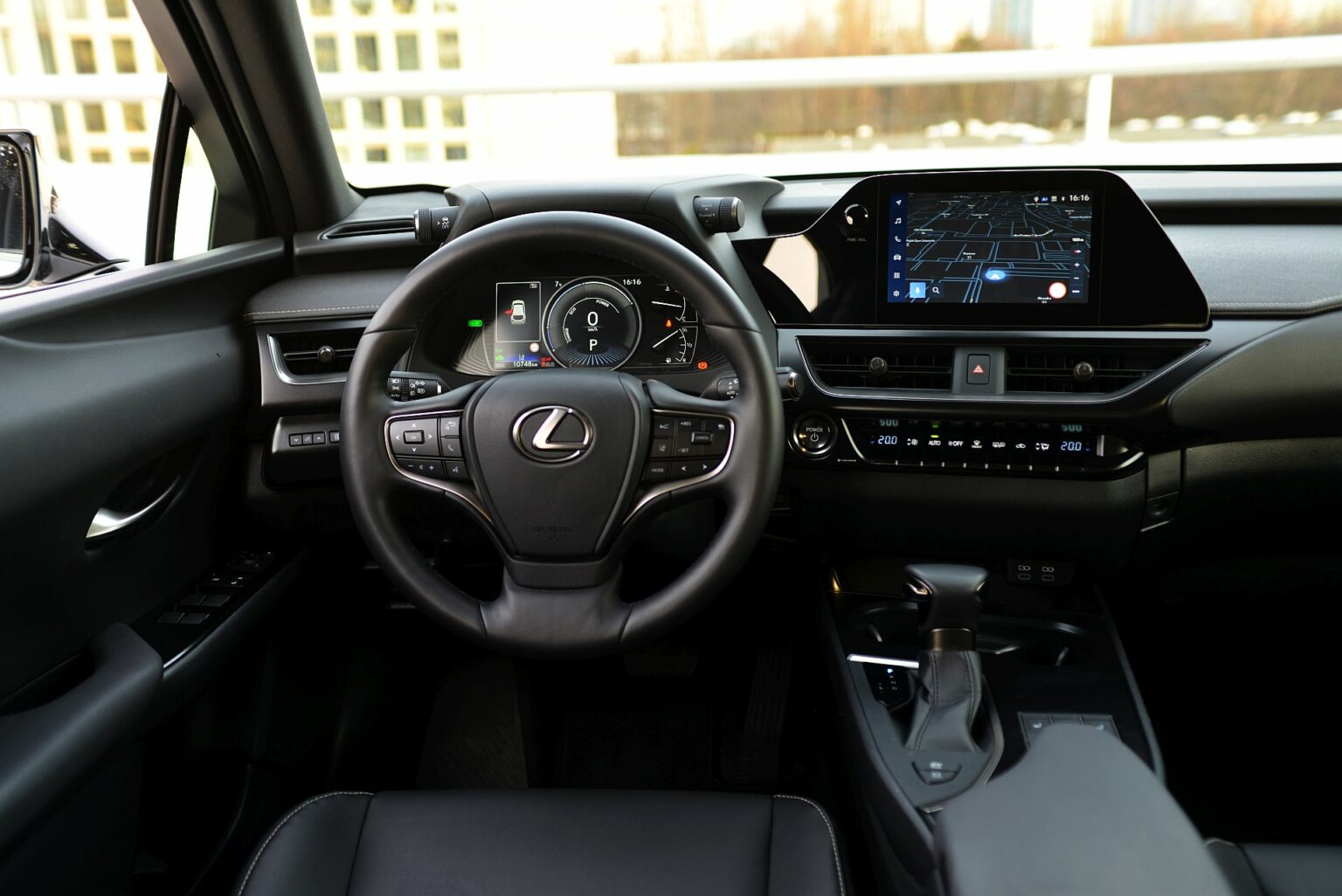 Lexus UX 250h czy Volvo XC40 B3? Dwa sposoby na hybrydę - Automotyw