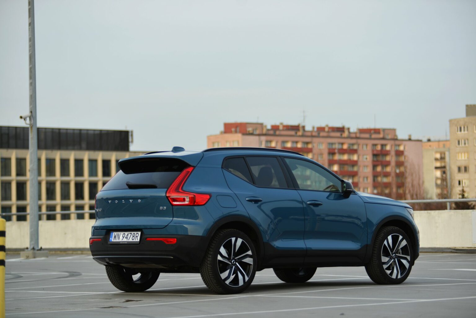 Lexus UX 250h czy Volvo XC40 B3? Dwa sposoby na hybrydę - Automotyw