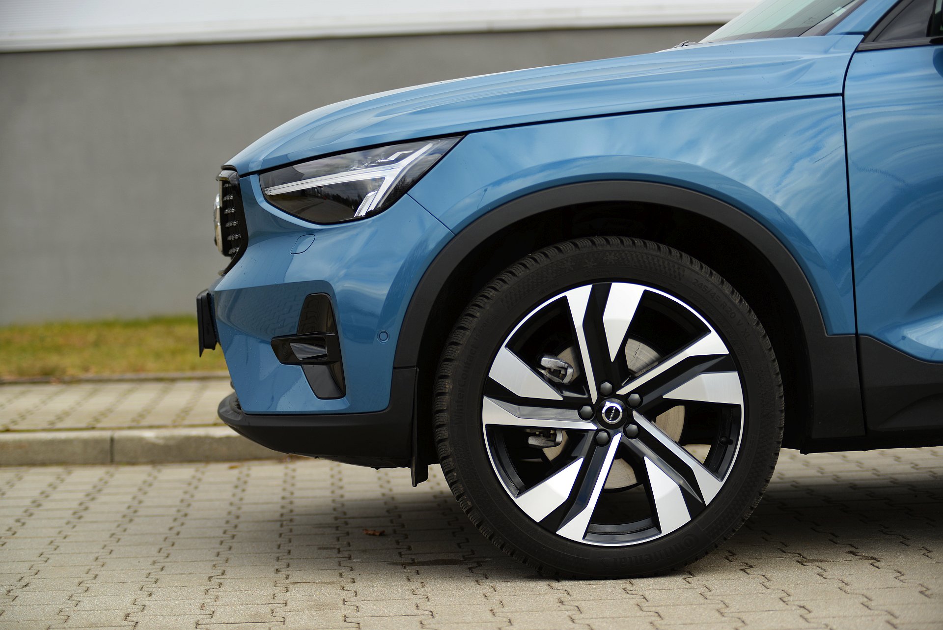 Lexus UX 250h czy Volvo XC40 B3? Dwa sposoby na hybrydę - Automotyw