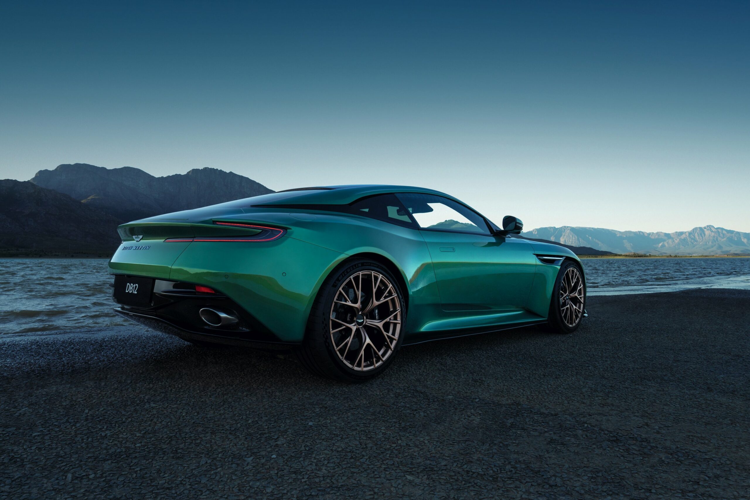 Legenda znów w grze o najwyższą stawkę. Oto nowy Aston Martin DB12 - Automotyw